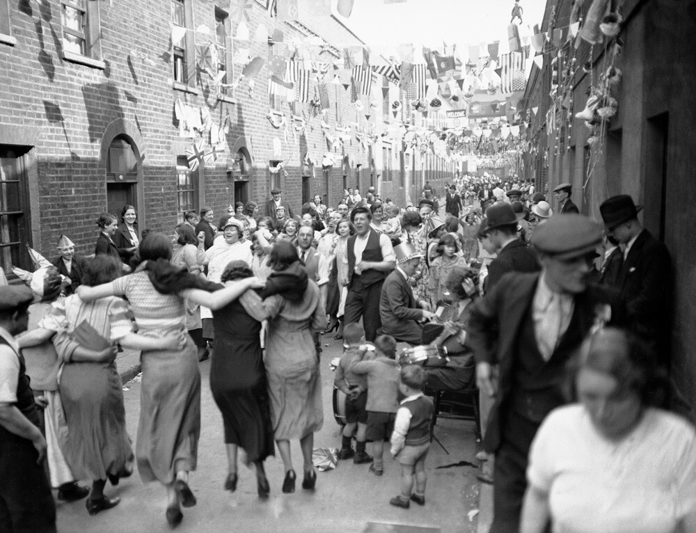 Silver Jubilee street party, East End 1935 Art Print by Mirrorpix ...